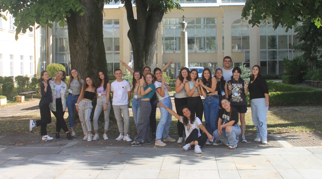 Националната Априловска гимназия за четвърта година посреща ...